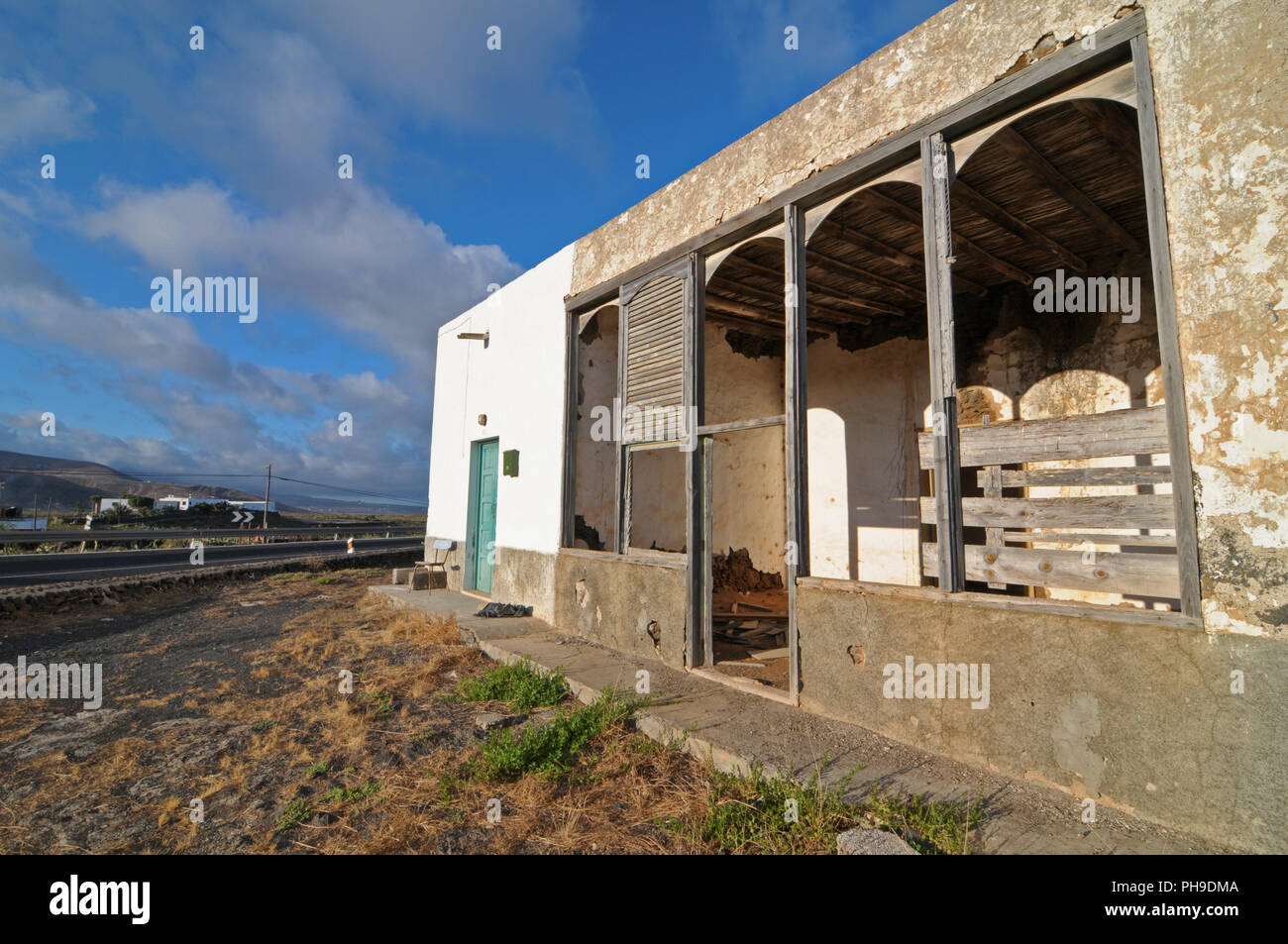 Abandoned building in desert hi-res stock photography and images - Alamy