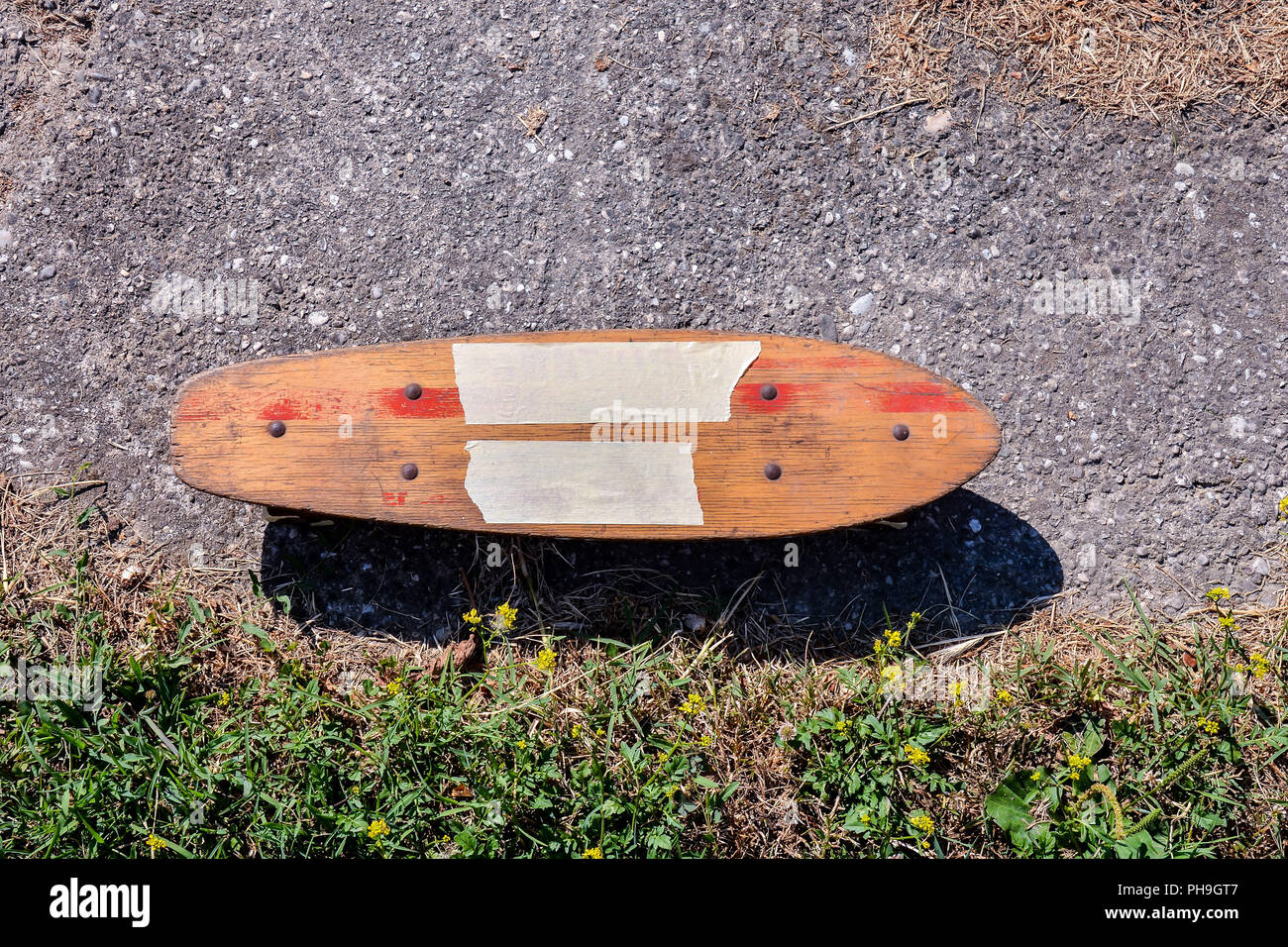 Wooden 70's skate board skateboard Stock Photo - Alamy