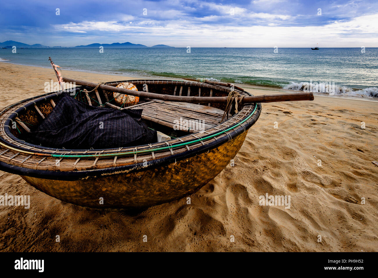 Vietnams round boat hi-res stock photography and images - Alamy
