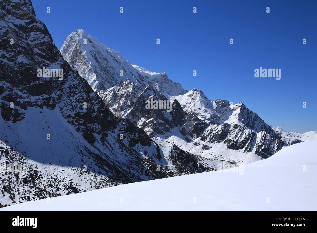 Cholatse, high mountain in the Everest National Park Stock Photo - Alamy