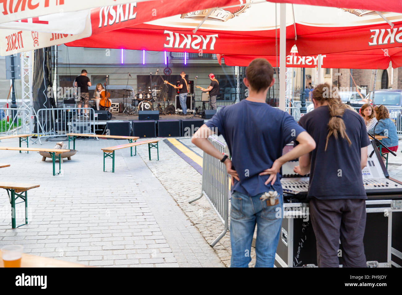 Soundcheck hi-res stock photography and images - Alamy