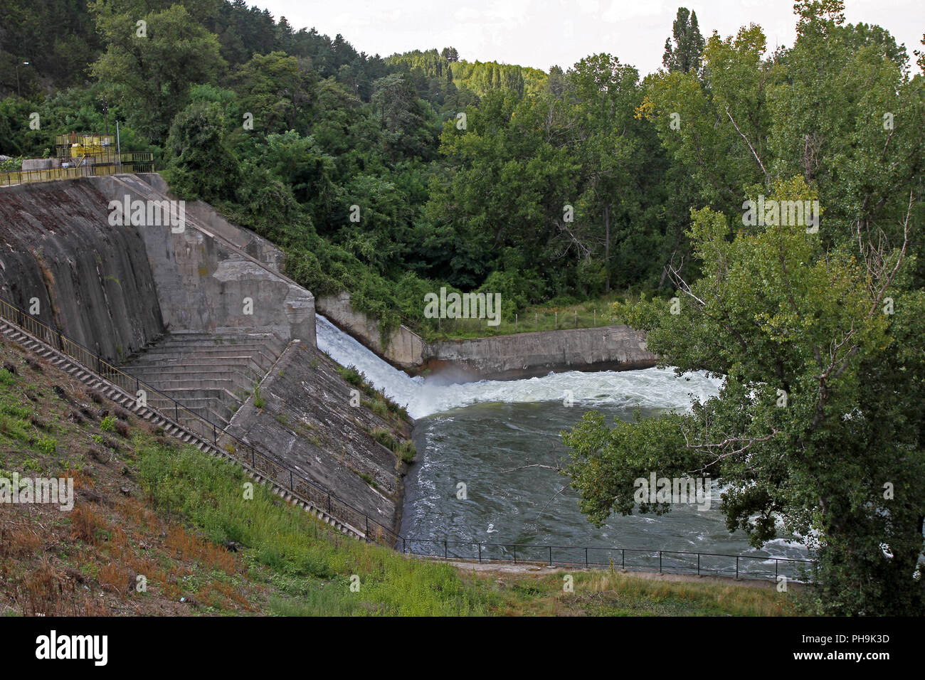 Waterfall over dam spillway hi-res stock photography and images - Alamy