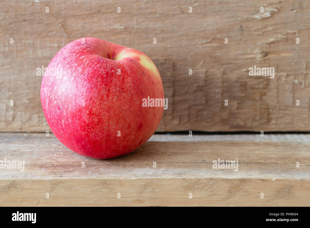 Full red apple on a wooden plank Stock Photo - Alamy