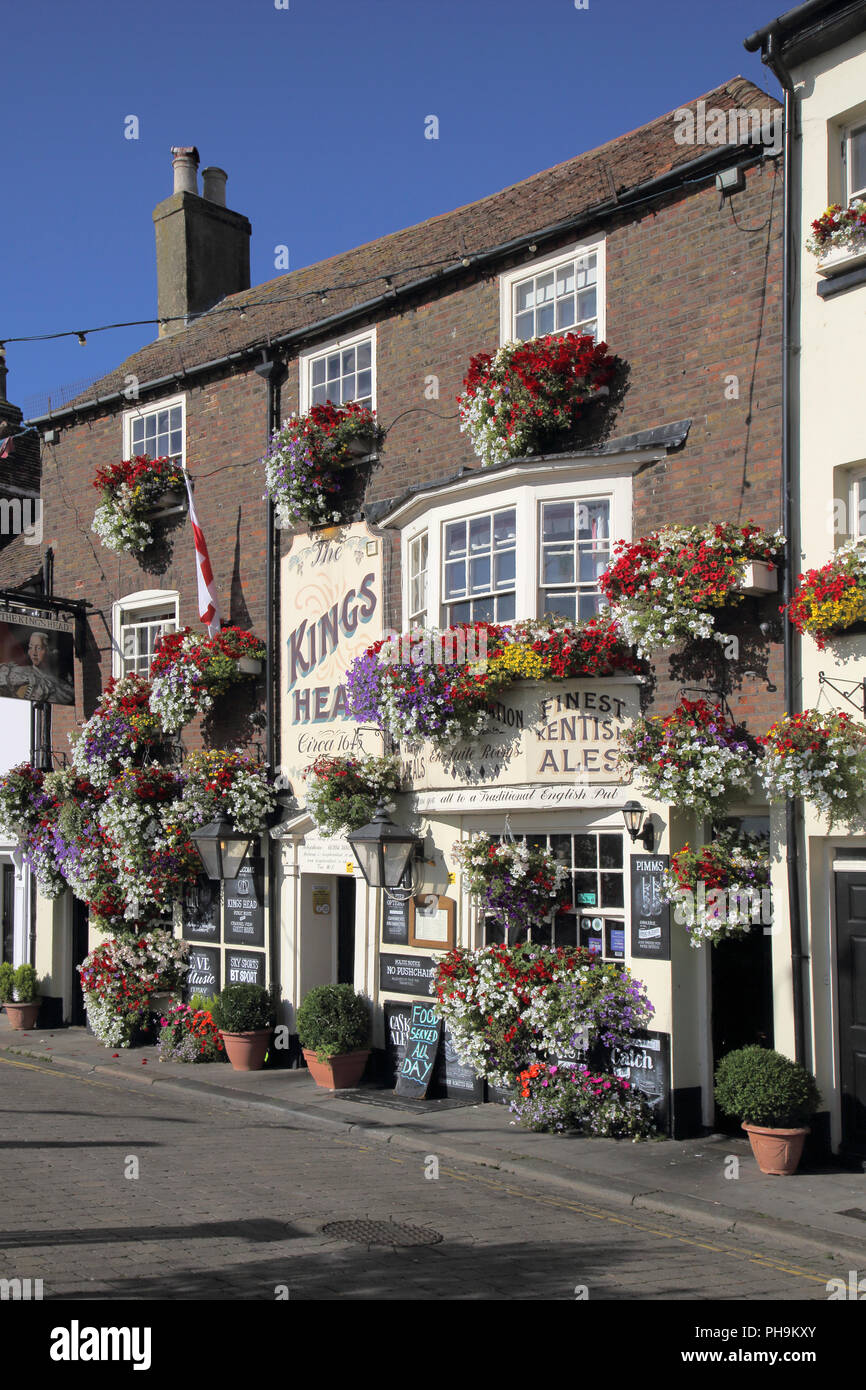 Pub with hanging baskets hi-res stock photography and images - Alamy