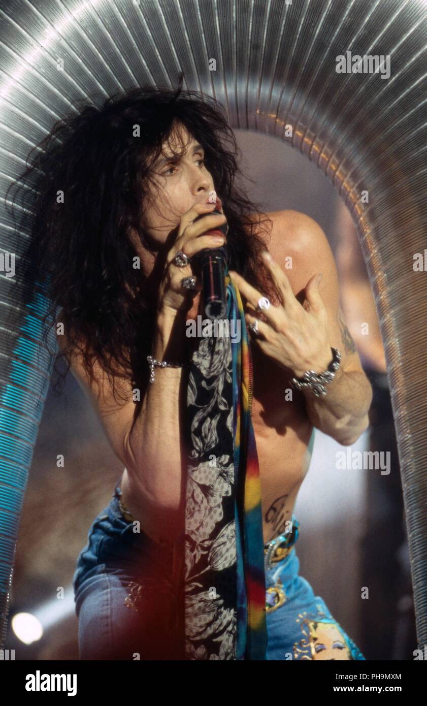 Steven tyler singing hi-res stock photography and images - Alamy