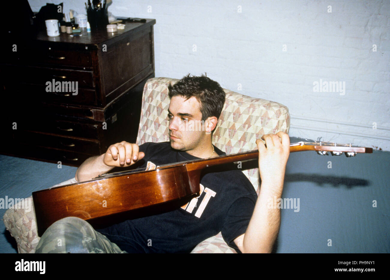 Singer Robin Williams on 17 April 1997 in London. | usage worldwide ...