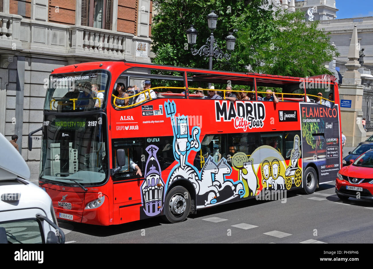 Madrid city tour bus hi-res stock photography and images - Alamy