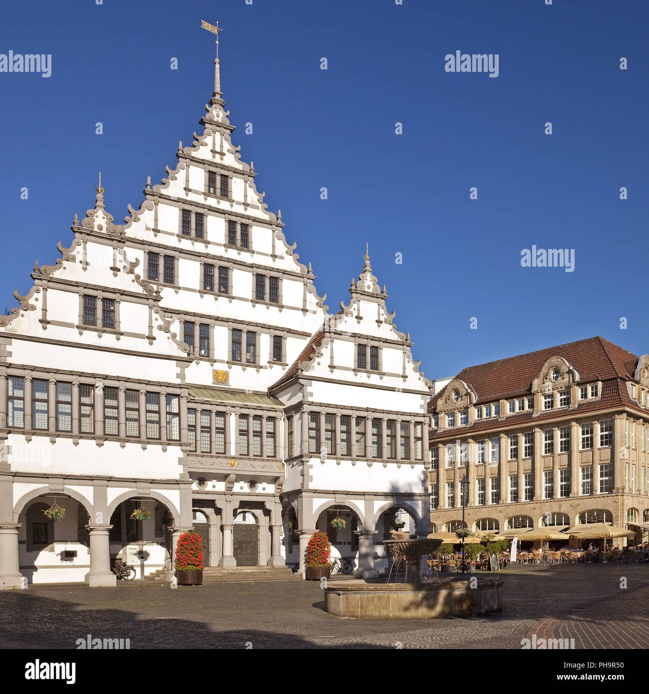 Town hall at square rathausplatz hi-res stock photography and images ...