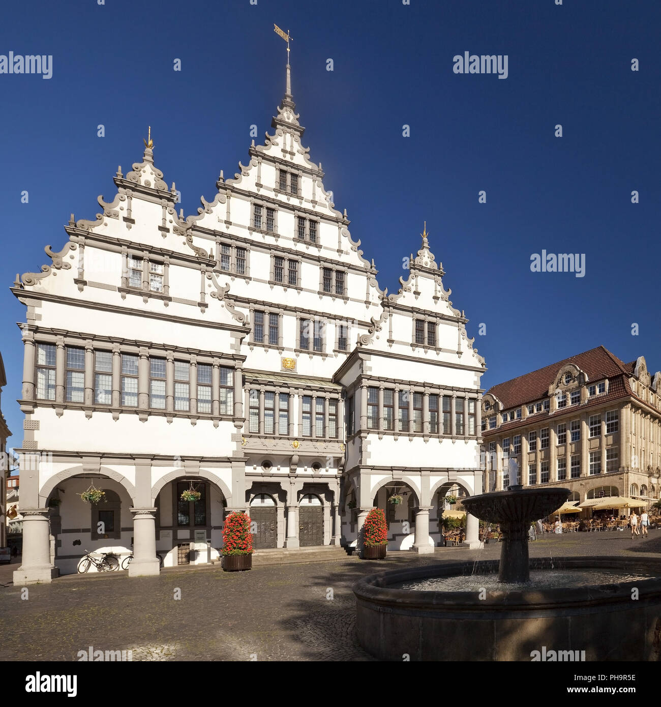 Town hall at square rathausplatz hi-res stock photography and images ...