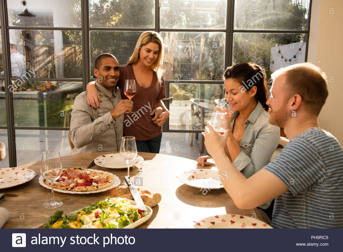 Friends Around Dining Table Home Stock Photos & Friends Around Dining ...