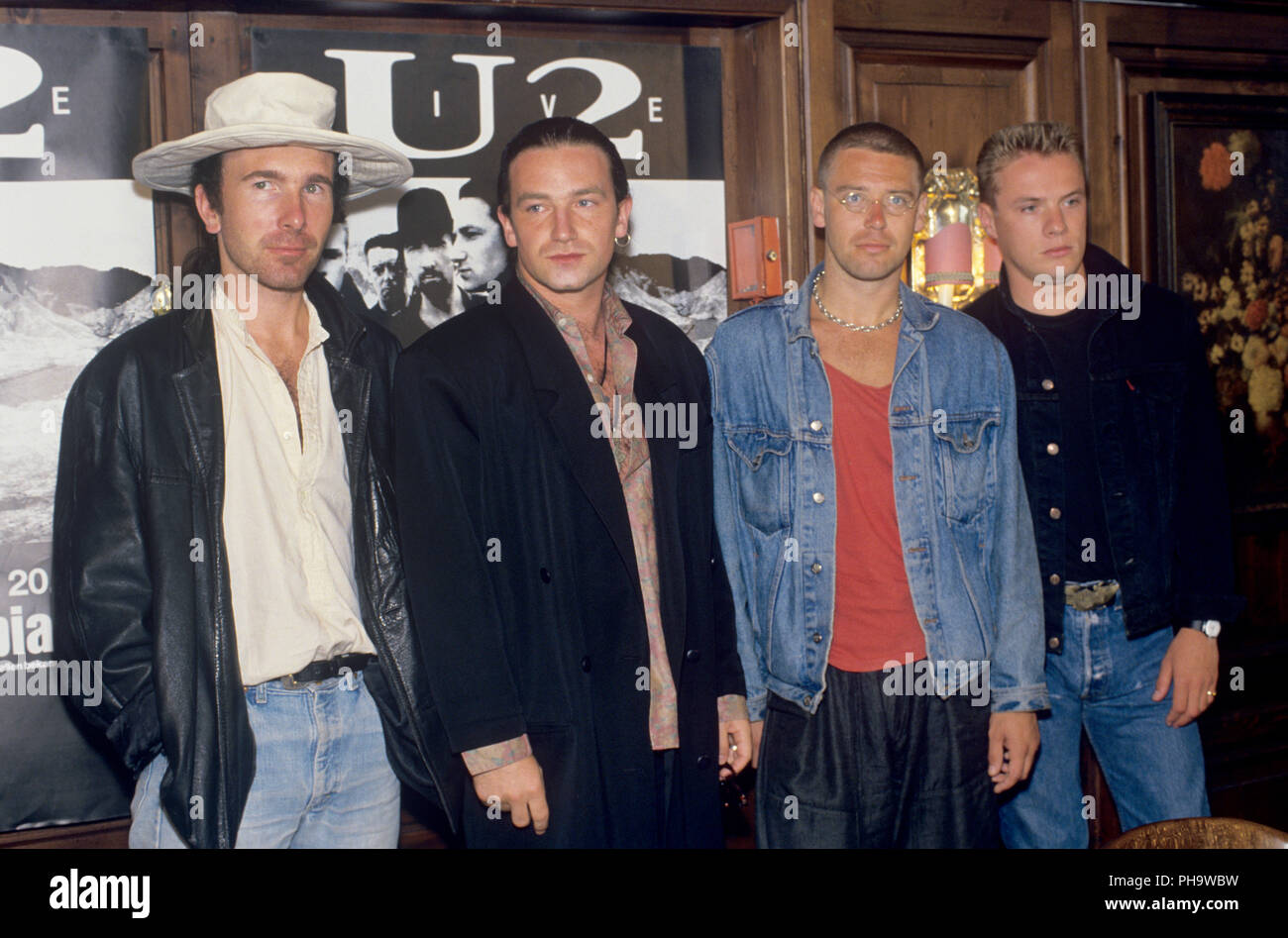 U2 (v.l. The Edge (David Howell Evans), Bono (Paul David Hewson), Adam ... U2 (v.l. The Edge (David Howell Evans), Bono (Paul David Hewson), Adam ...
