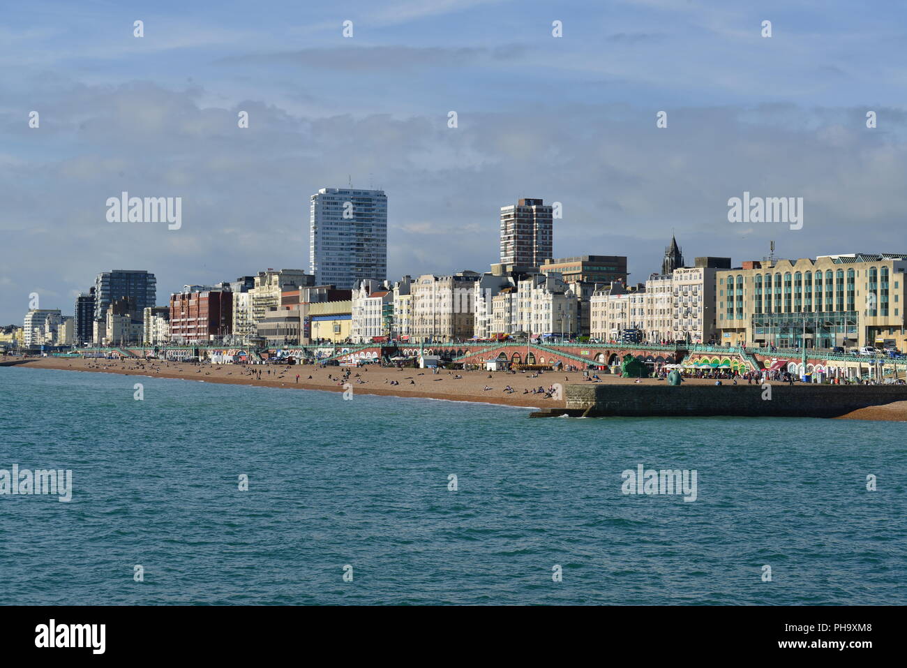 Sunny weather brighton hi-res stock photography and images - Alamy