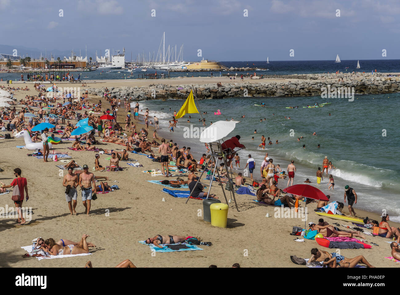 Crowded beach barcelona hi-res stock photography and images - Alamy