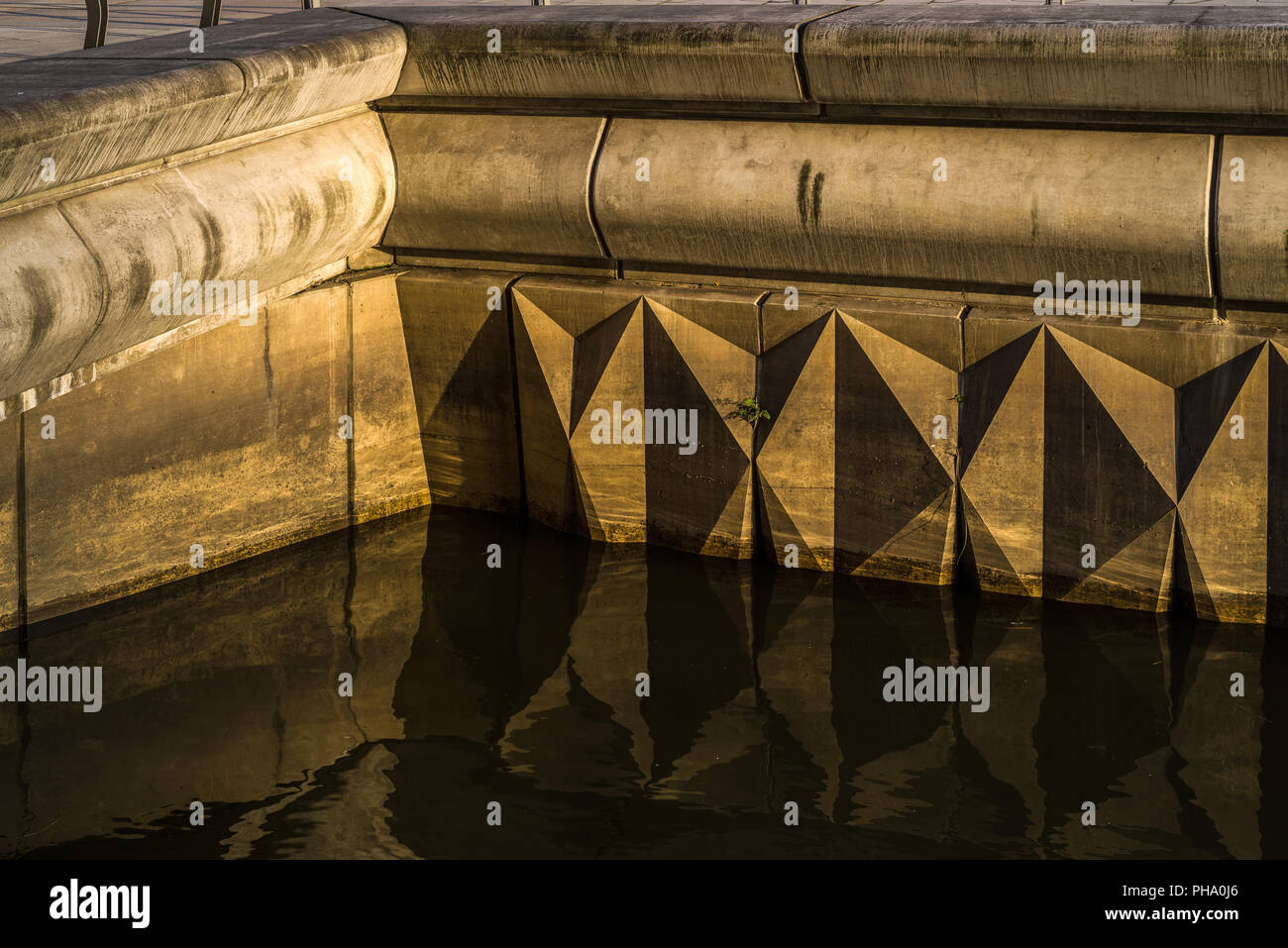 Canal wall in the harbor Stock Photo - Alamy