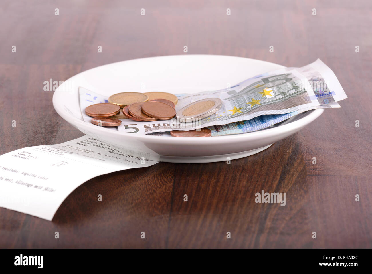 Cheque on restaurant table hi-res stock photography and images - Alamy
