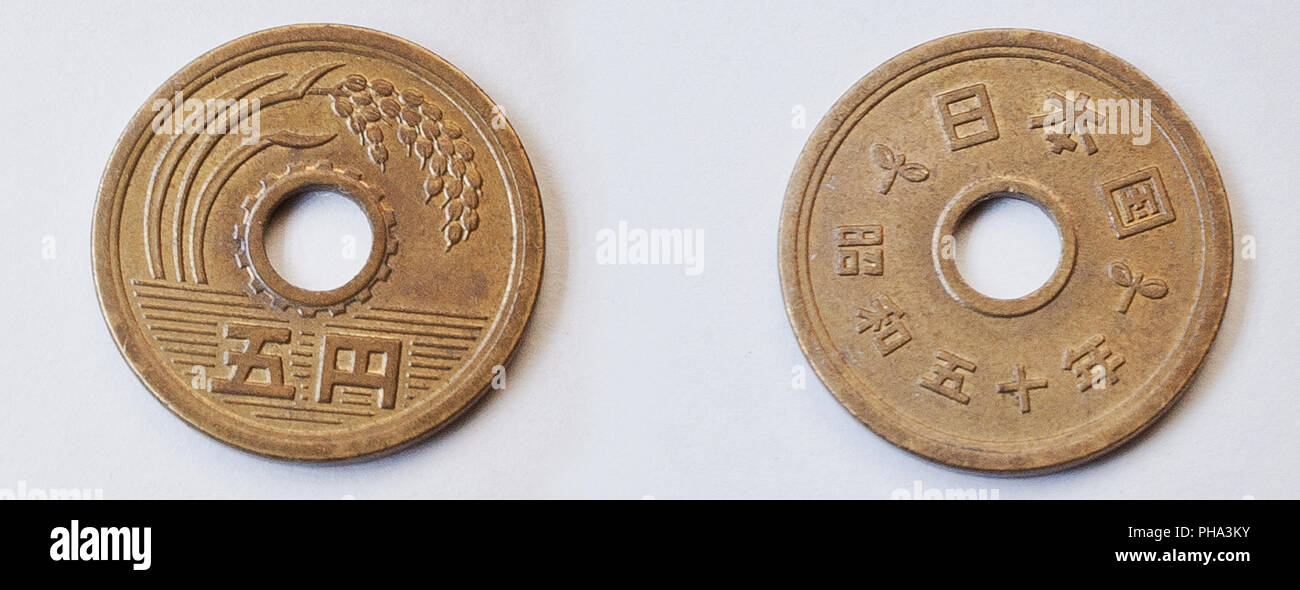 Set of 5 yen Japan coin Stock Photo - Alamy