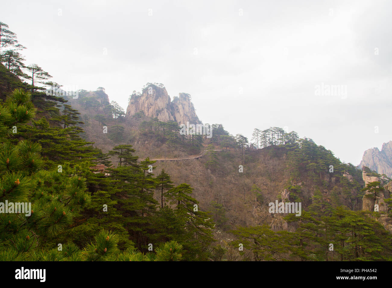 Huang shan mountains china hi-res stock photography and images - Alamy
