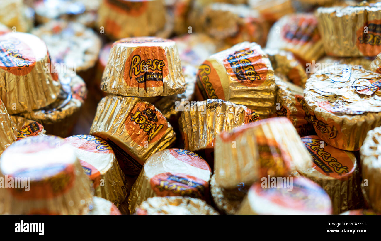 Reeses peanut butter cups hi-res stock photography and images - Alamy