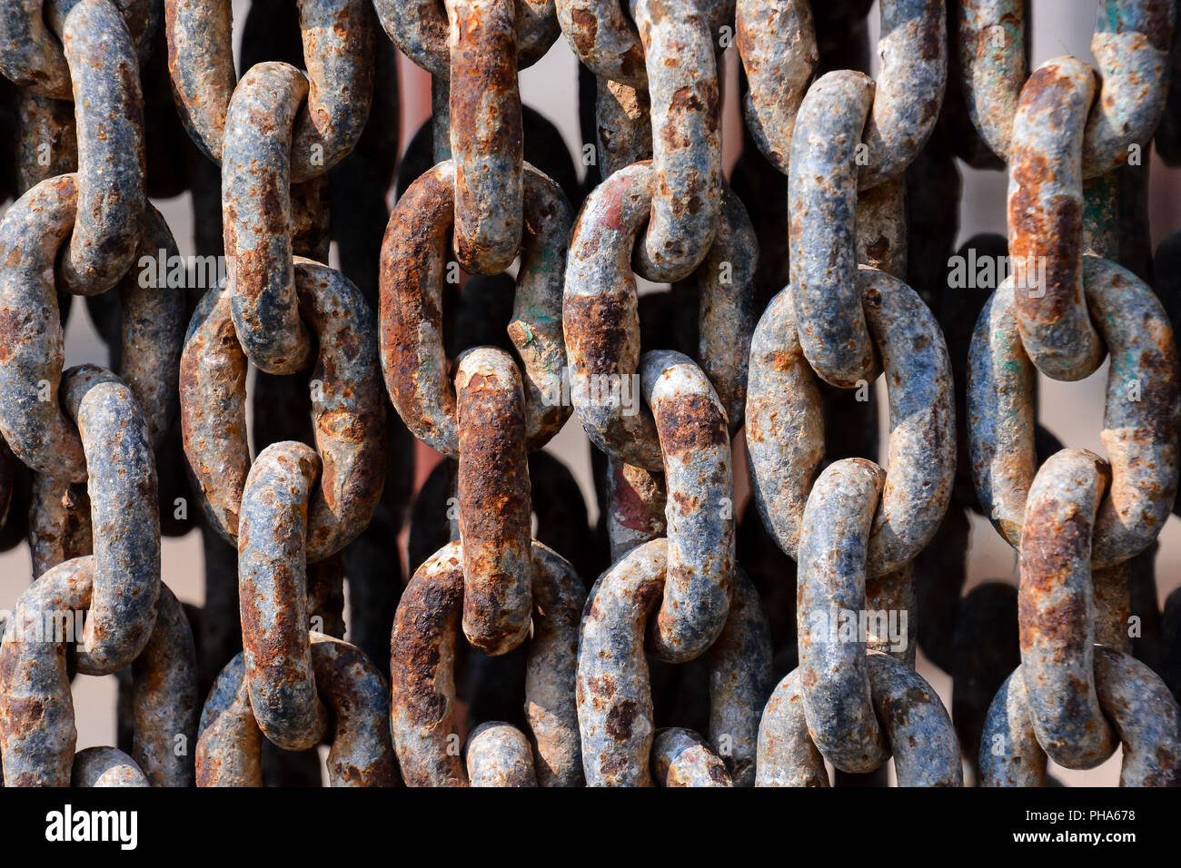 Rusty chain background Stock Photo - Alamy