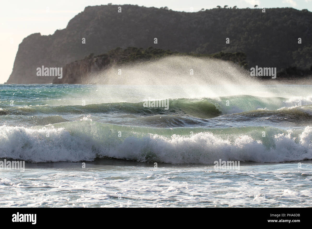 Roaring waves hi-res stock photography and images - Alamy