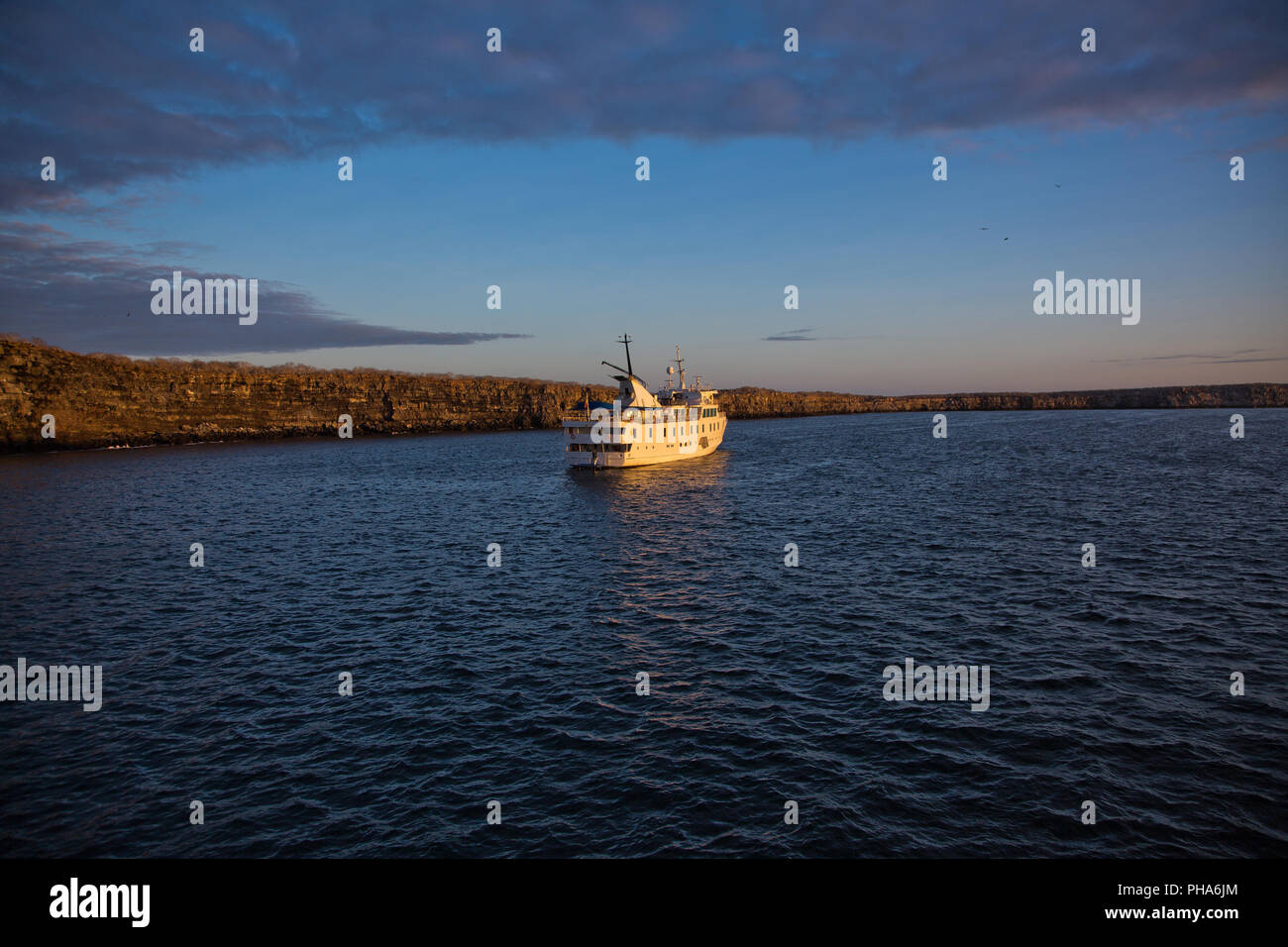 GENOVESA ISLAND, GREAT DARWIN BAY WITH CRUISE SHIP Stock Photo - Alamy