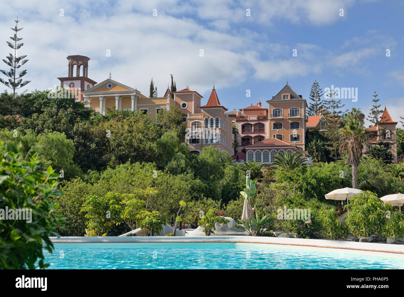 house in the green, swimming pool Stock Photo - Alamy
