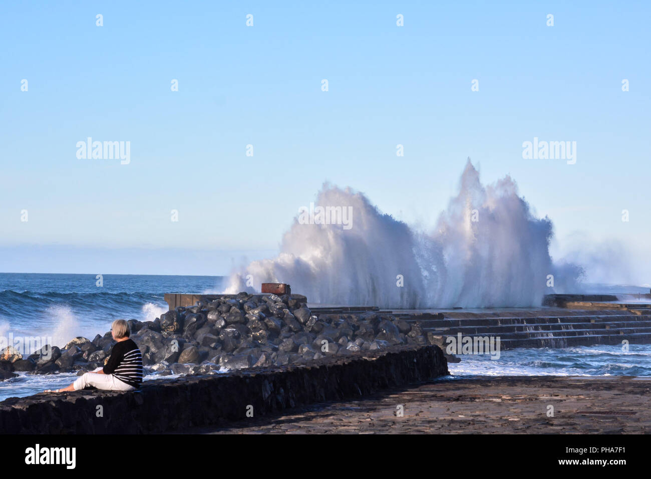 Big ocean splash hi-res stock photography and images - Alamy