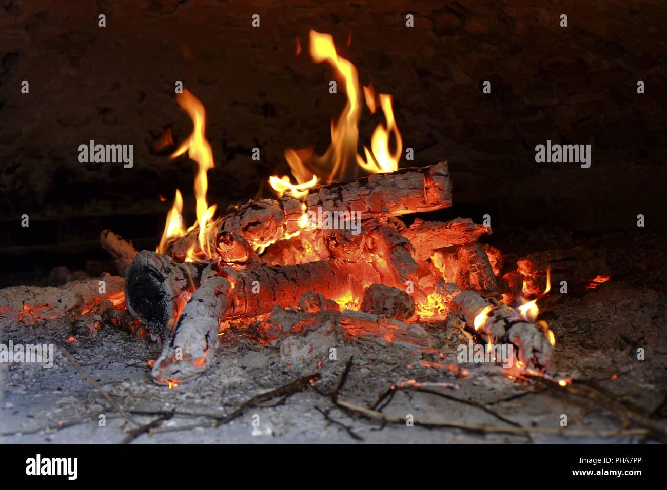 Open fireplace hi-res stock photography and images - Alamy