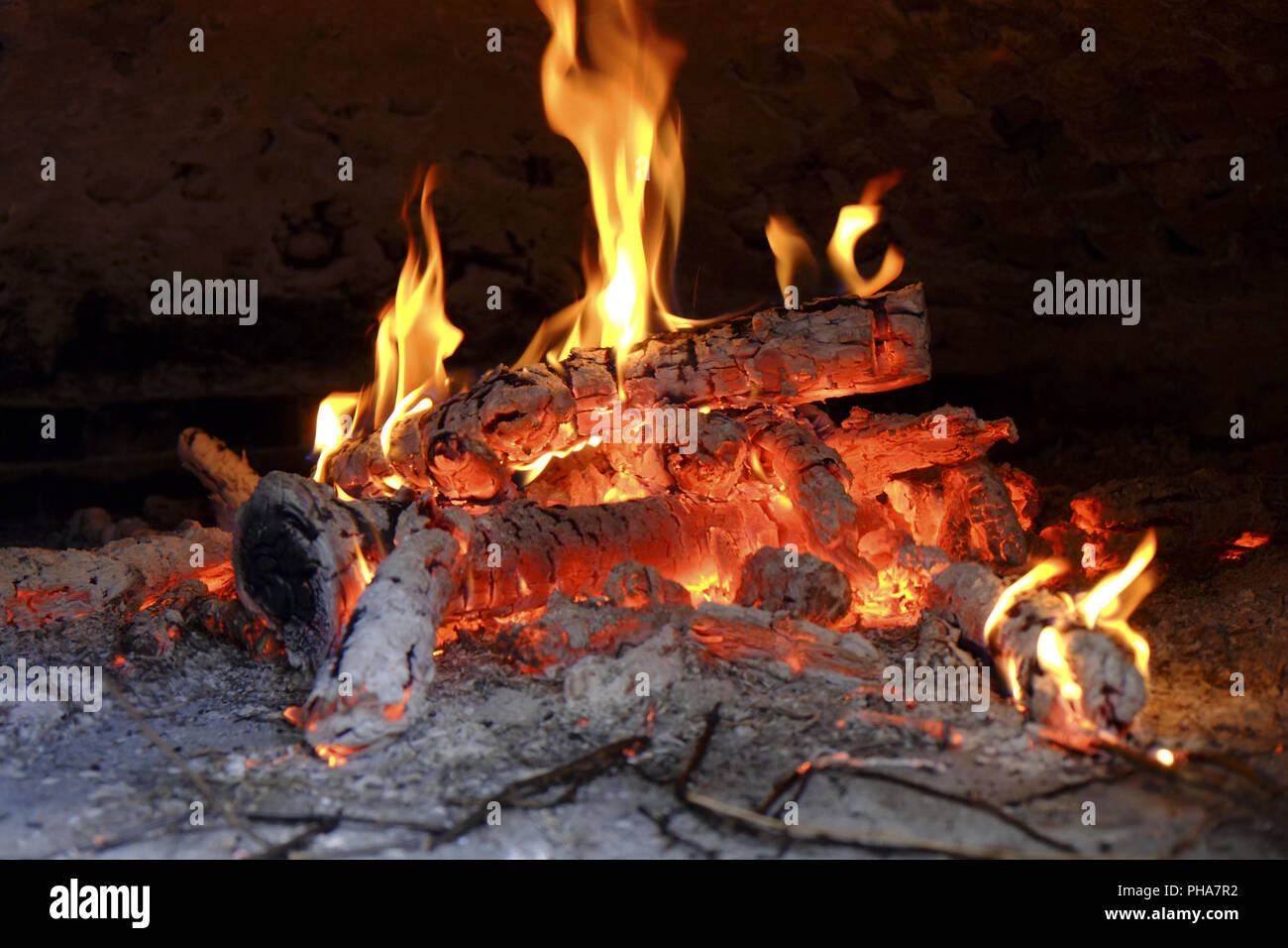 Open fireplace hi-res stock photography and images - Alamy