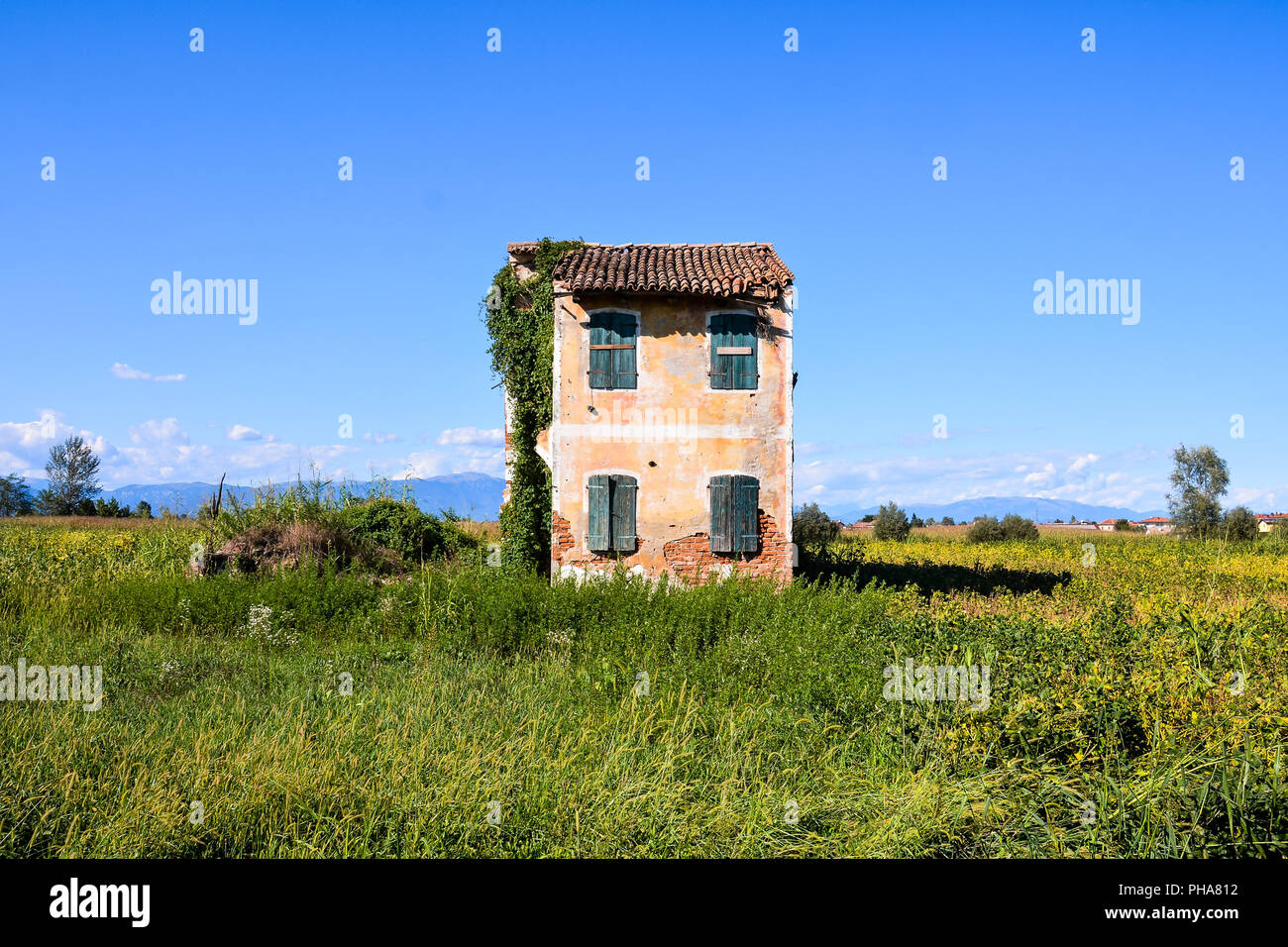 Abandoned House Exterior Stock Photo - Alamy