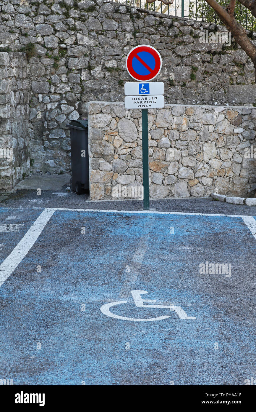 Pole sign disabled parking sign hi-res stock photography and images - Alamy
