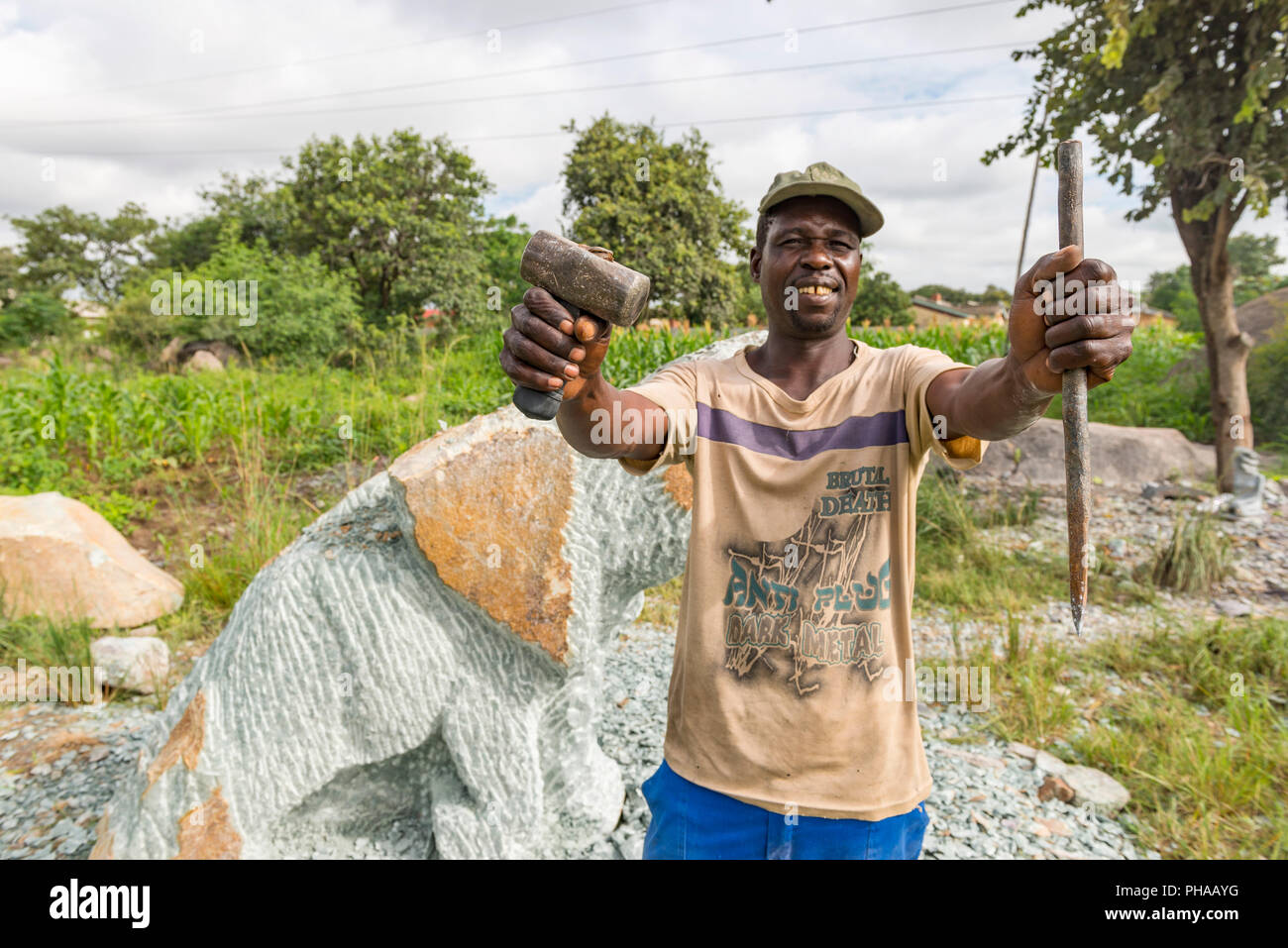 A stone carver seen in Harare, Zimbabwe Stock Photo - Alamy
