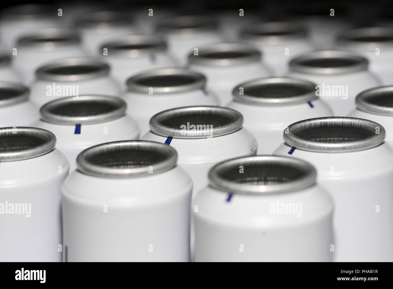 Empty cans hi-res stock photography and images - Alamy