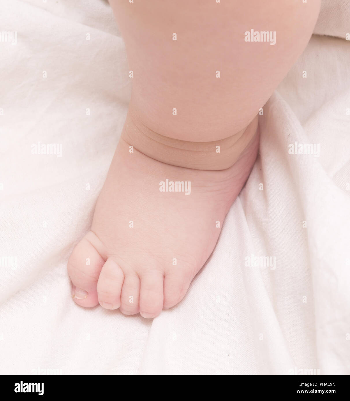 Baby leg hi-res stock photography and images - Alamy