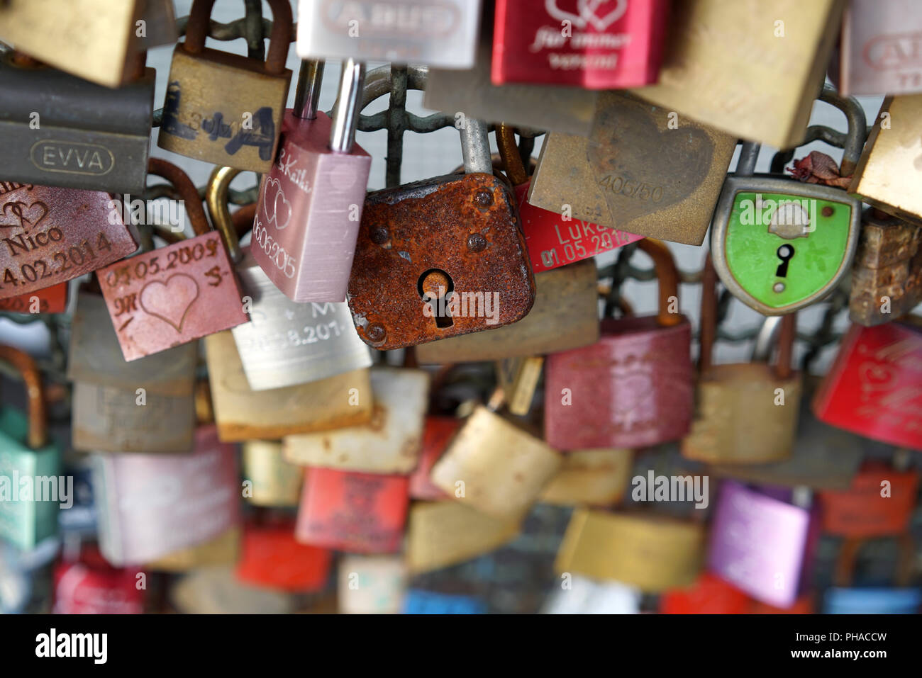 Padlocks of lovers at the Hohenzollern Bridge in Cologne Stock Photo ...