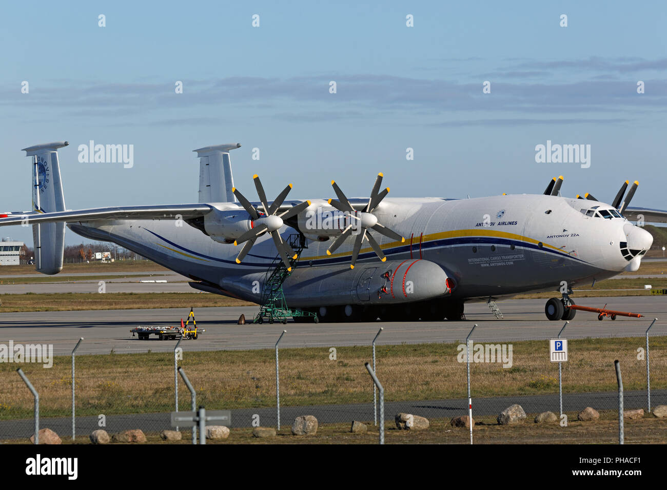 Antonov an 22 hi-res stock photography and images - Alamy