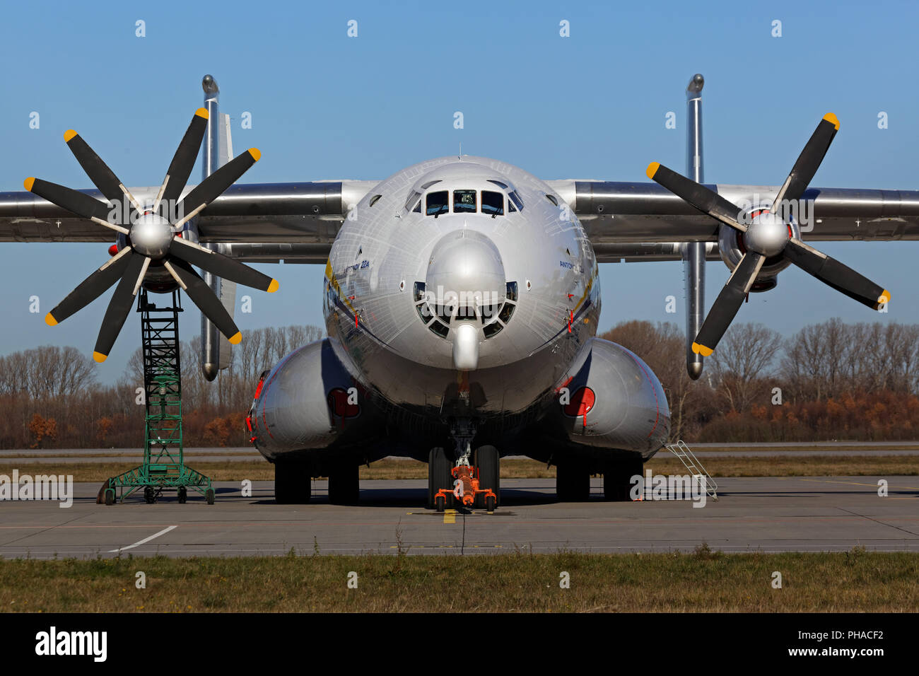 Antonov 22 hi-res stock photography and images - Alamy