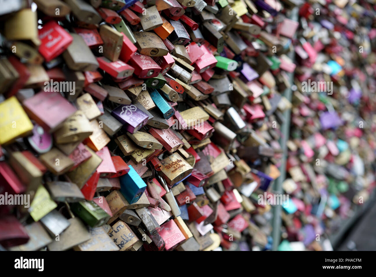 Padlocks of lovers at the Hohenzollern Bridge in Cologne Stock Photo ...