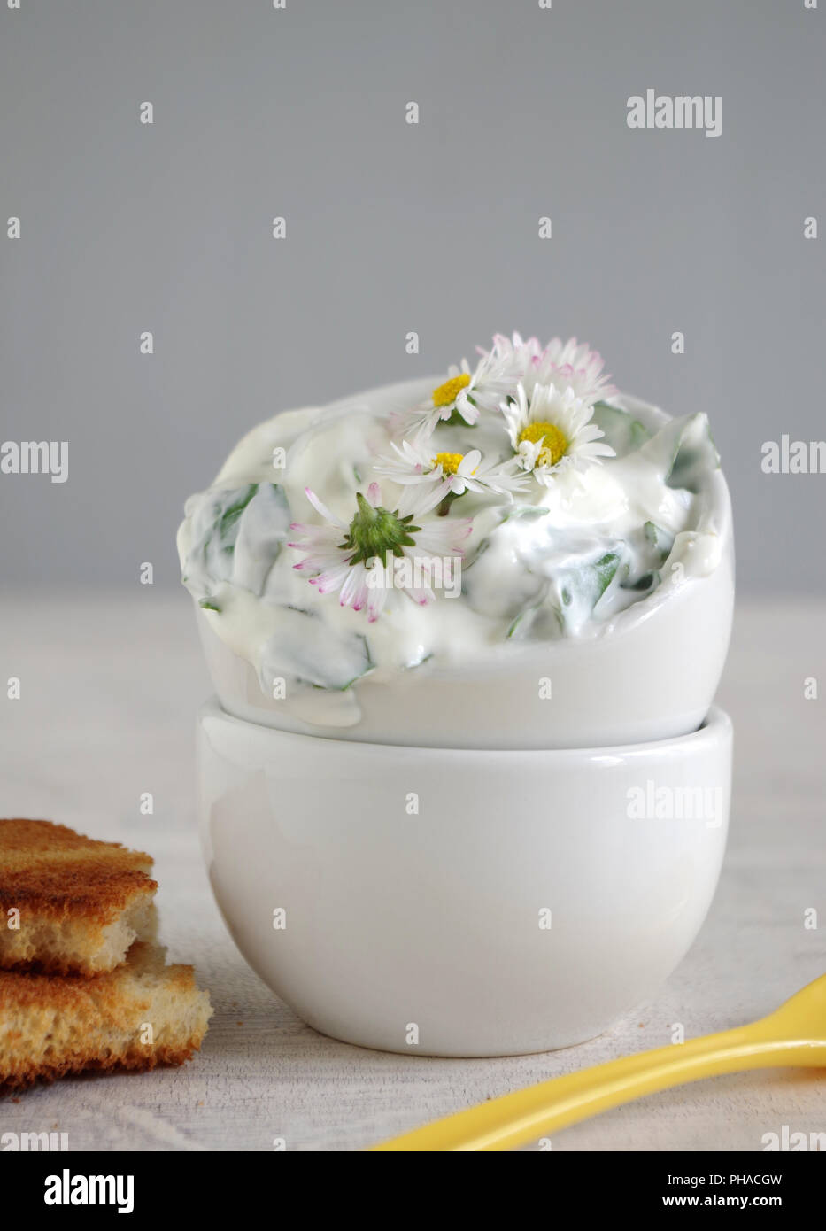 Edible daisy hi-res stock photography and images - Alamy