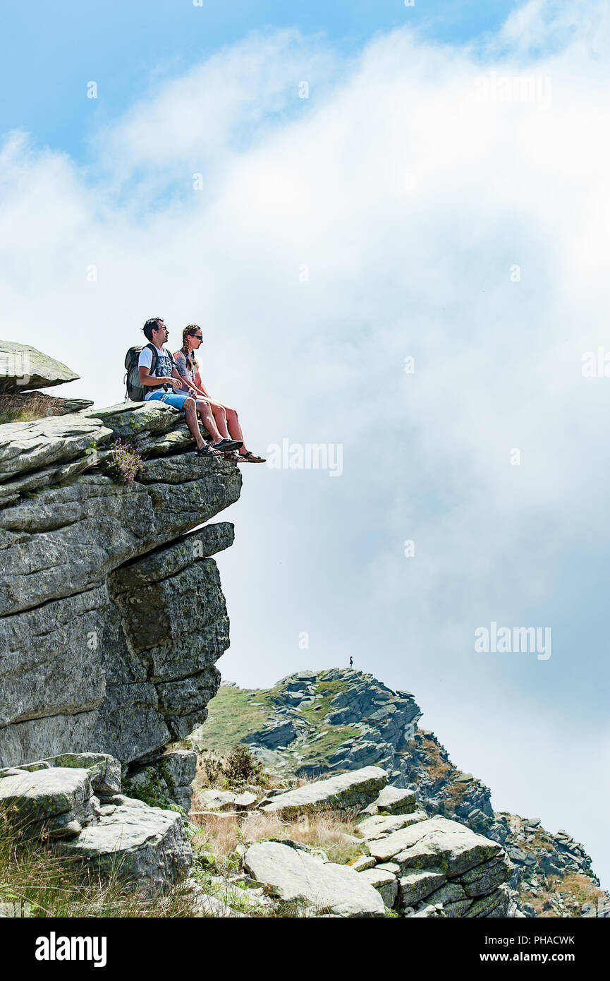 Tourists standing on a cliff edge hi-res stock photography and images ...