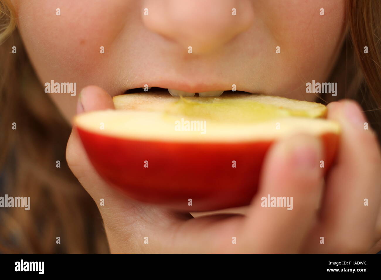 Child eating an apple hi-res stock photography and images - Alamy