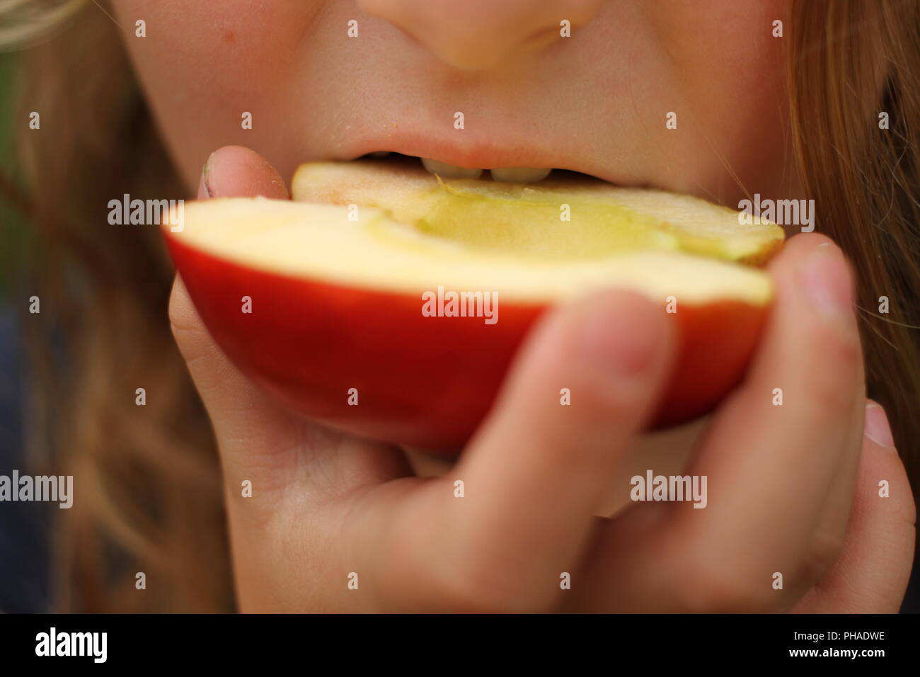 Child eating an apple hi-res stock photography and images - Alamy