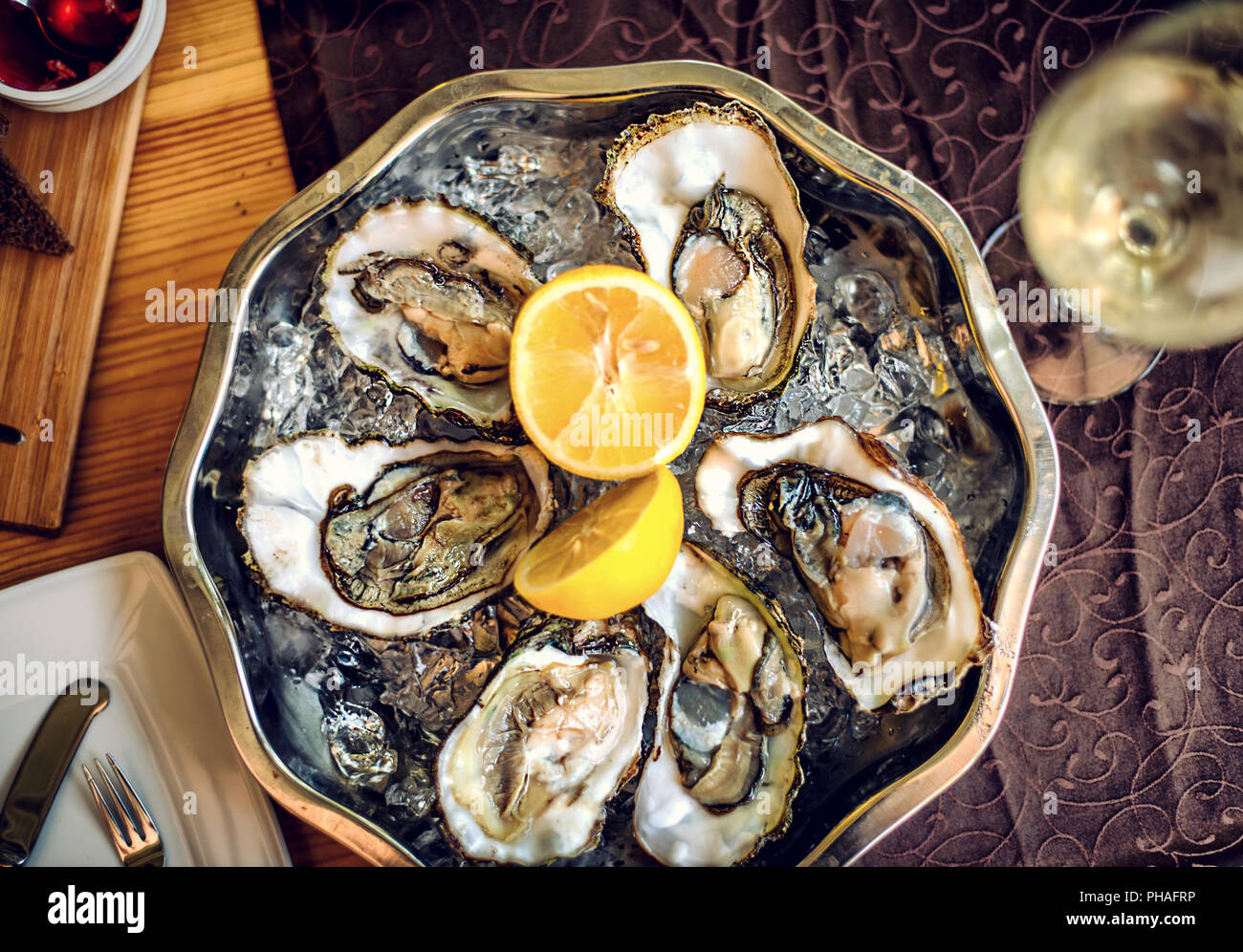 Oysters in shells hi-res stock photography and images - Alamy