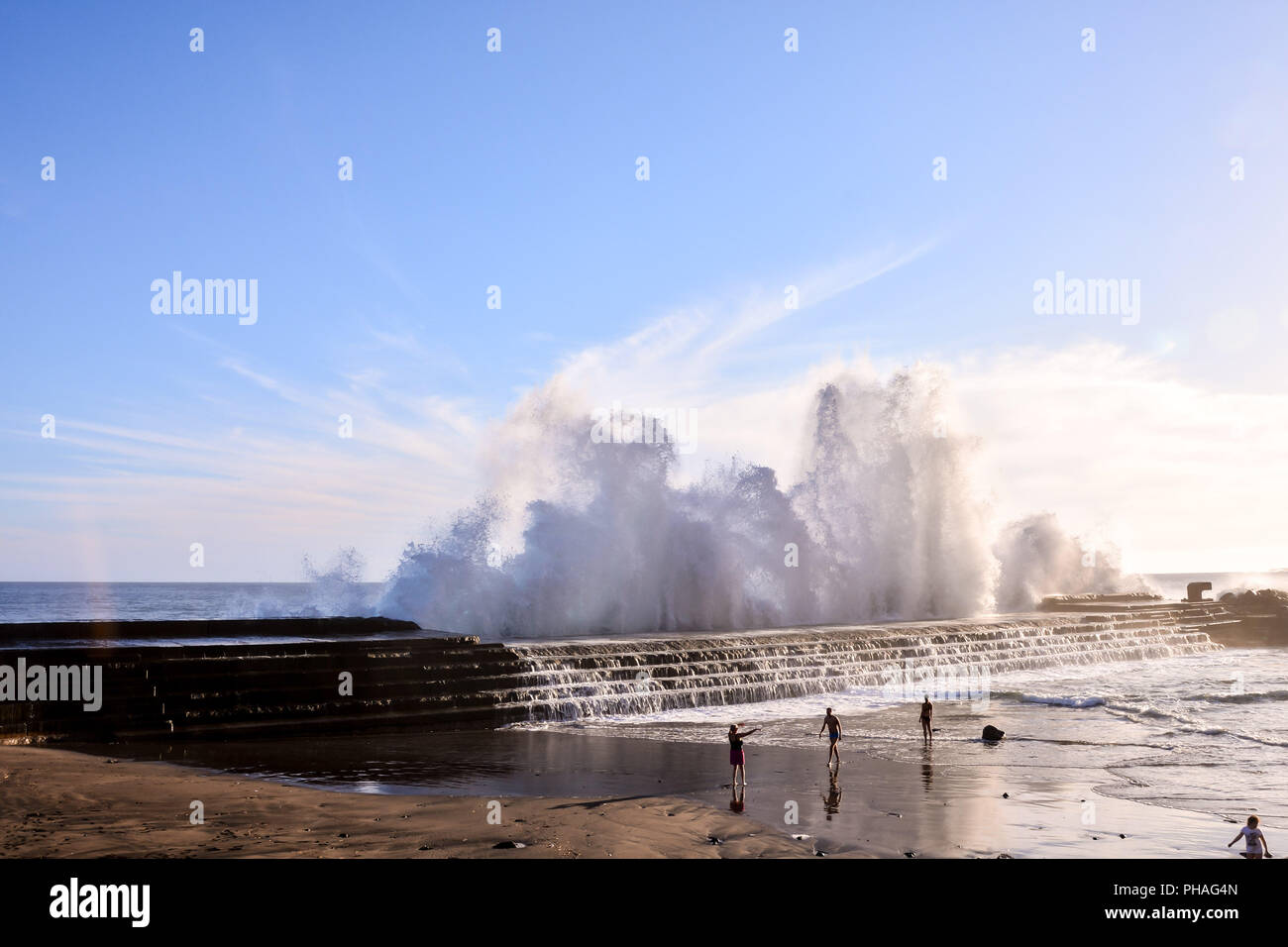 Big splash in outdoor hi-res stock photography and images - Alamy
