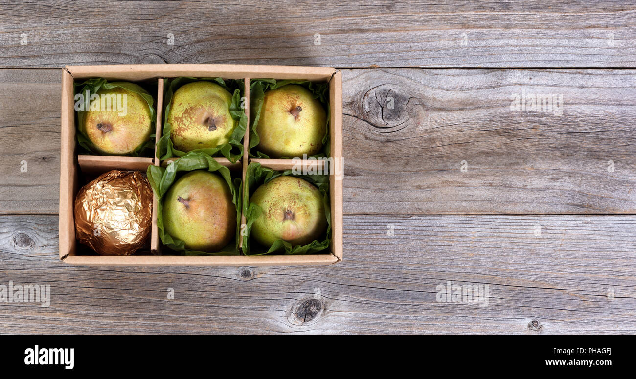 Box of pears hi-res stock photography and images - Alamy