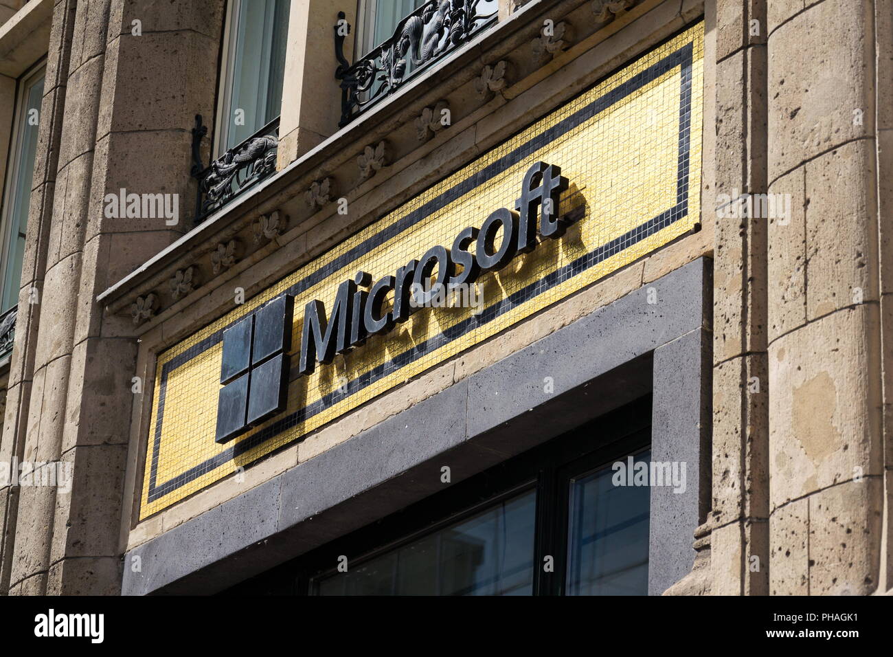 365 windows hi-res stock photography and images - Alamy