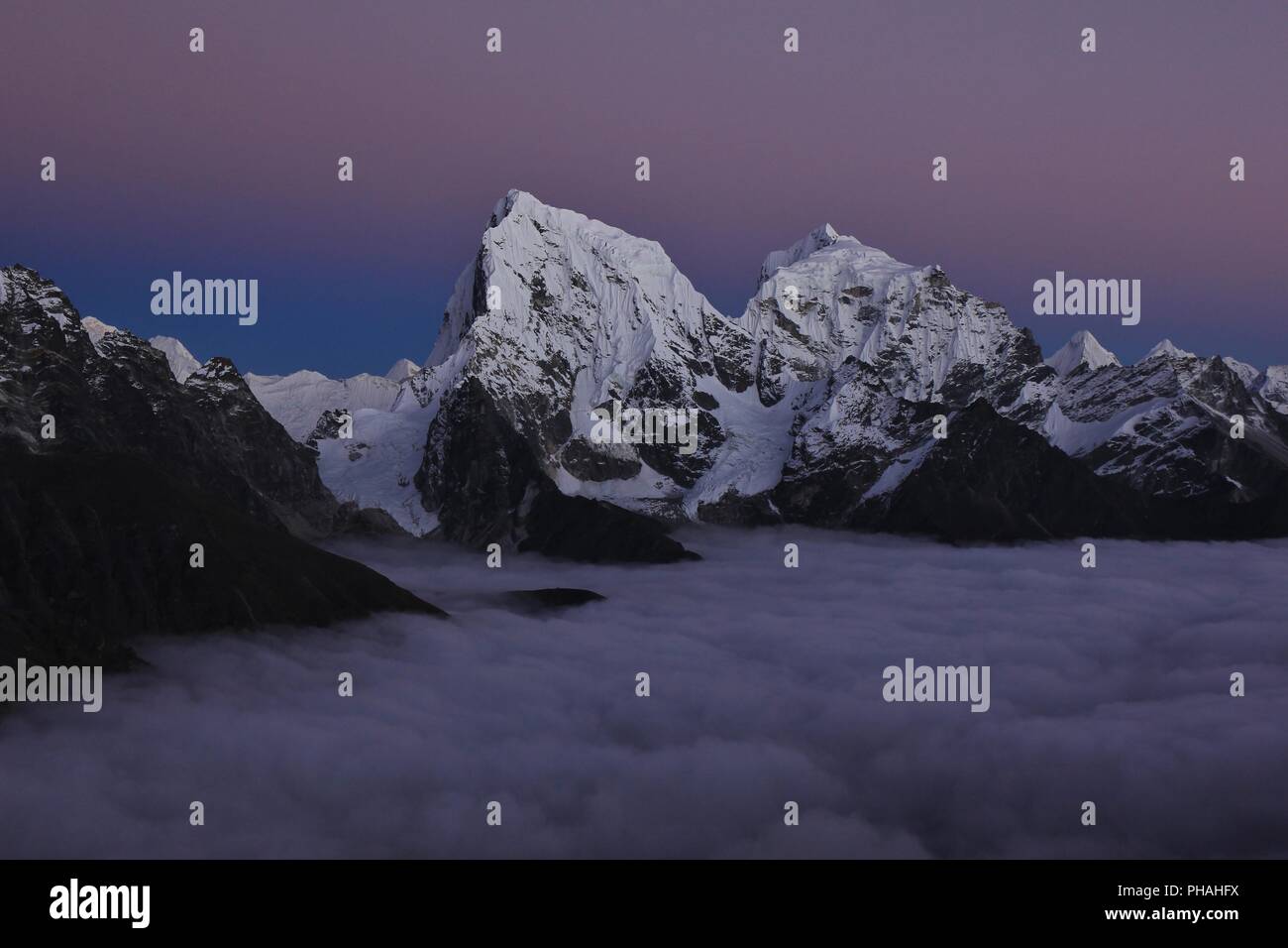 Sunset over everest mountain hi-res stock photography and images - Alamy