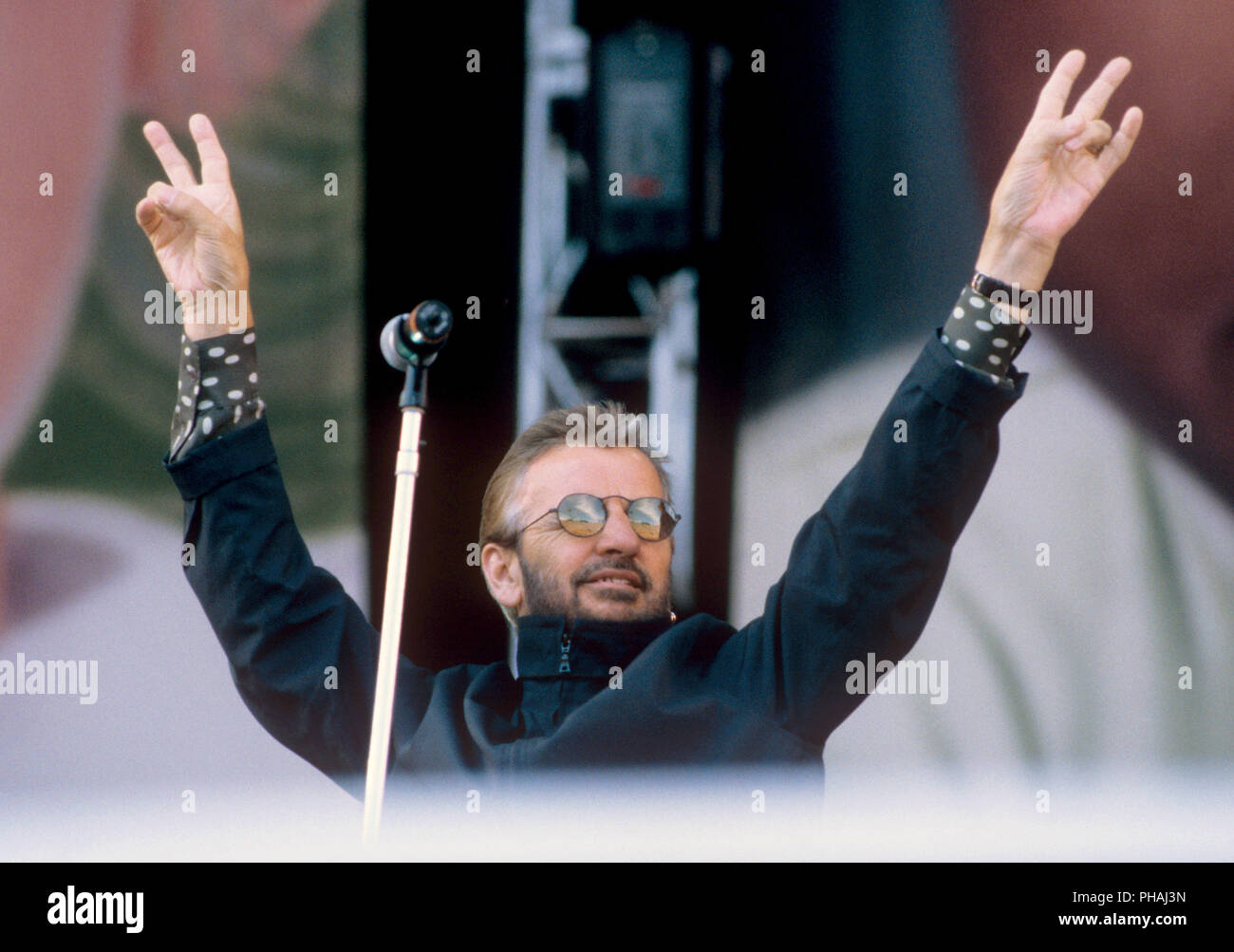 Ringo Starr (Michael Jackson and Friends) on 27.06.1999 in München ...