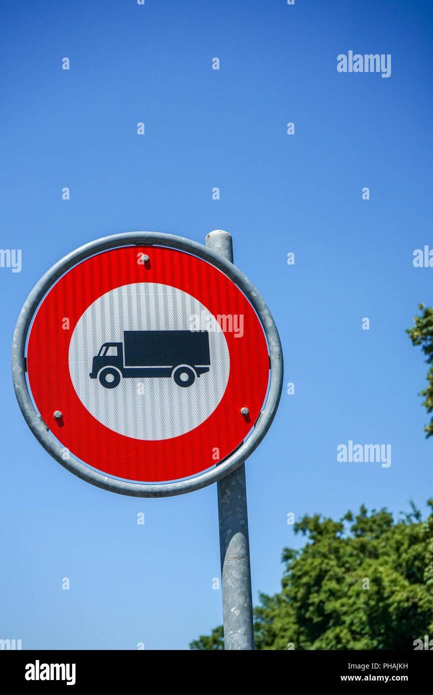 Prohibited lorry road sign hi-res stock photography and images - Alamy