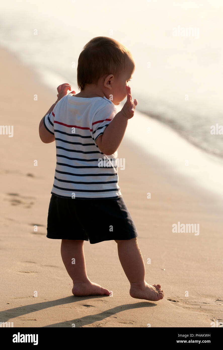 Baby discover hi-res stock photography and images - Alamy